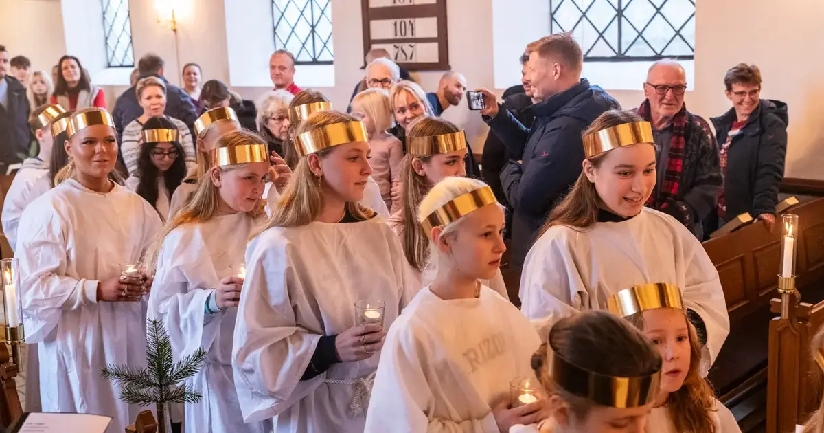 Lucia-optog bragte lys og sang til Yding Kirke